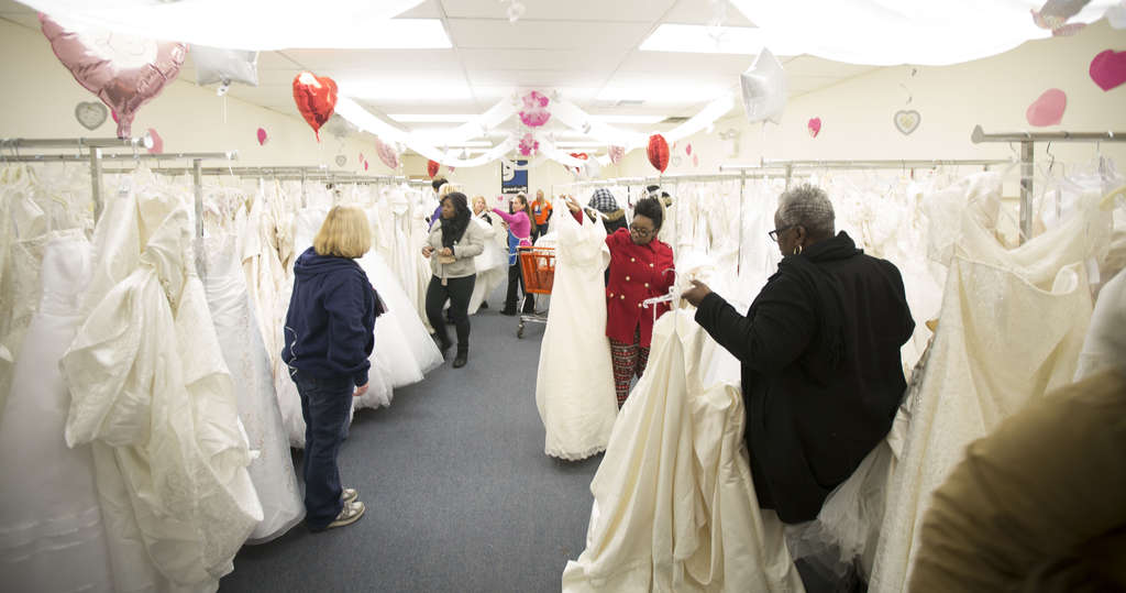 Melissa Dribben Wedding Brides Brave Cold To Get Dreamy Bargain Gowns